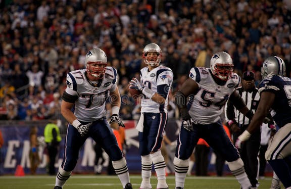 Quarterback throwing pass editorial photography. Image of game - 26129552