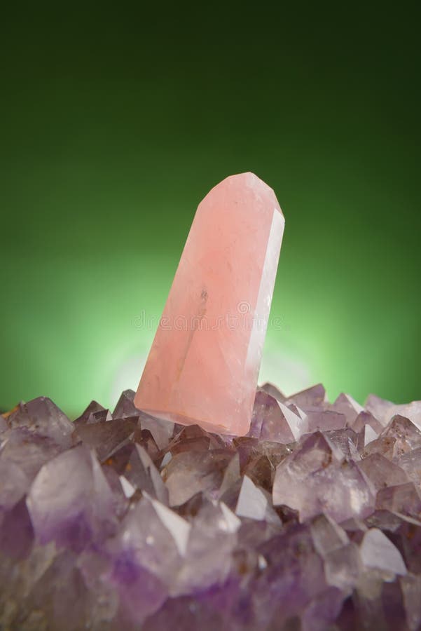 Quartz de Rose image stock. Image du brillant, très, bijou - 38243105