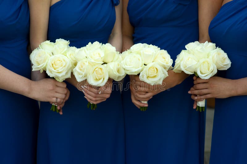Quatre Demoiselles Dhonneur Retenant Des Bouquets De Mariage Image