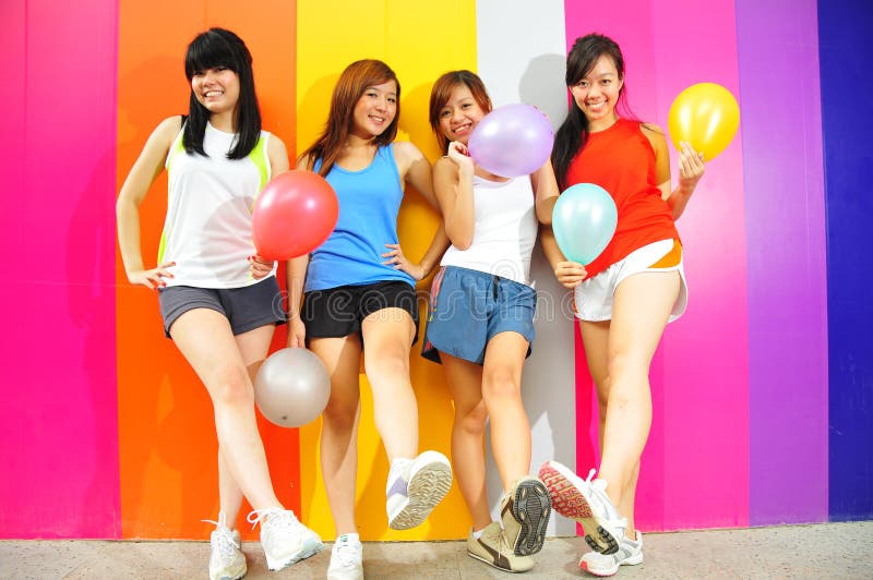 Quatro amigas bonitas imagem de stock. Imagem de senhoras - 9801203