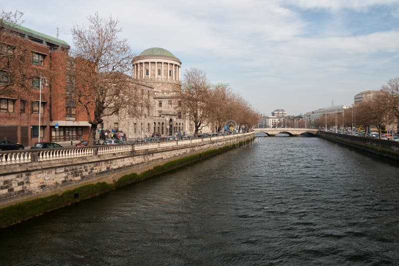 Quatro Cortes E Rios Liffey Em Dublin Imagem Editorial - Imagem de ...
