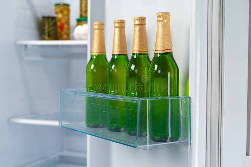 Quatro Garrafas De Cerveja Na Prateleira Na Geladeira Imagem de Stock ... Quatro Garrafas De Cerveja Na Prateleira Na Geladeira Imagem de Stock ...