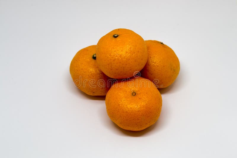 Quatro Laranjas Chinesas Foram Isoladas Imagem de Stock - Imagem de ...