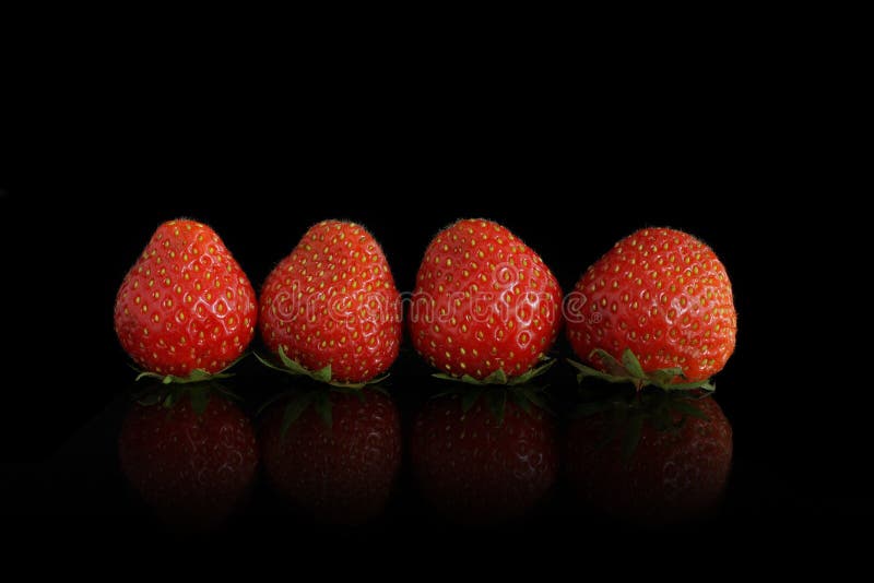 Quatro morangos foto de stock. Imagem de doce, horizontal - 15033714