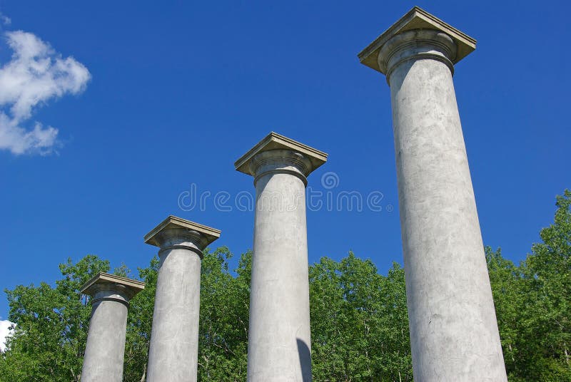 Quattro colonne fotografia stock. Immagine di colonne - 35679610
