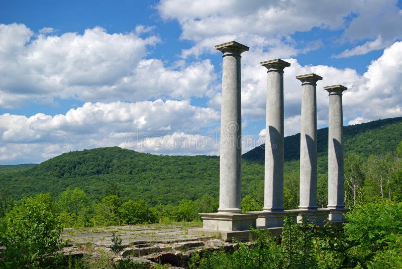 Quattro colonne fotografia stock. Immagine di colonne - 35679610