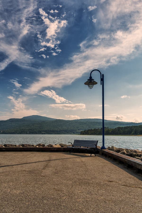 Quay image stock. Image du lanterne, bateaux, lumière - 32894735