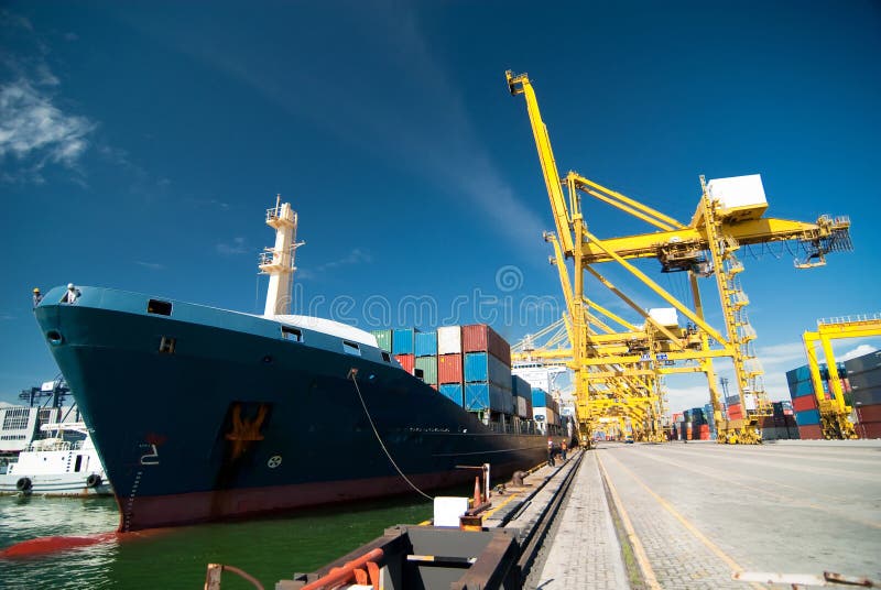 LKW-Containerfahrzeug Und -kran Im Hafen Stockfoto - Bild von lieferung ...