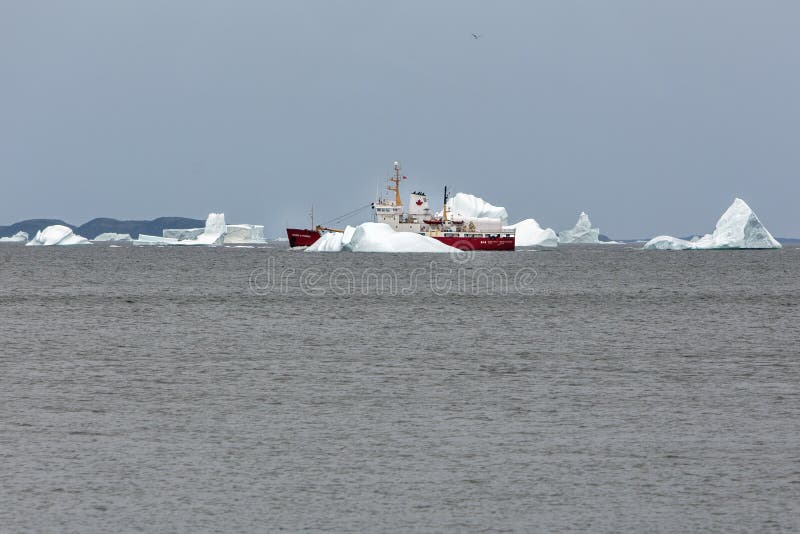 Quebra-gelo e iceberg fotografia editorial. Imagem de transporte ...