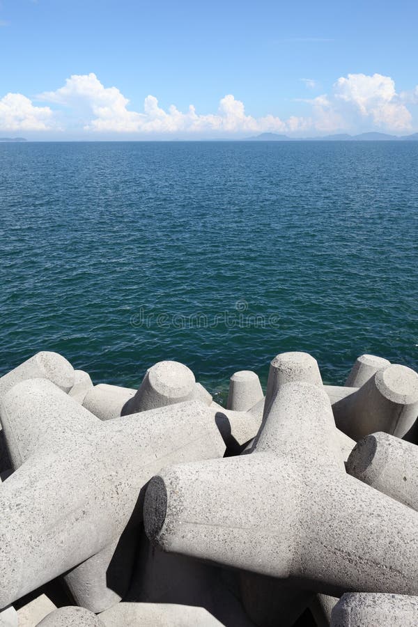 Quebra-mar imagem de stock. Imagem de potência, céu, barreira - 26490317