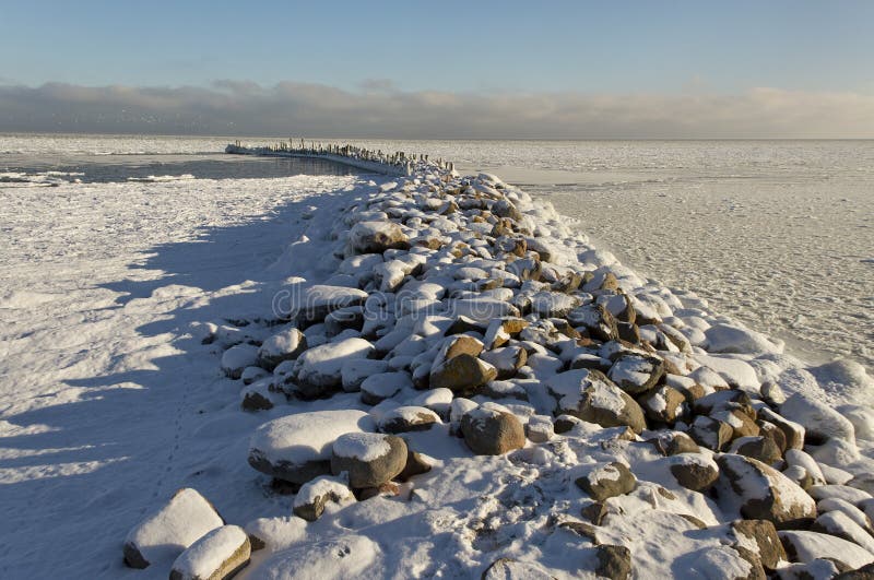 Quebra-mar. imagem de stock. Imagem de neve, costa, exterior - 37634307