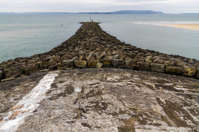 Quebra-mar E Barco a Remos De Pedra Na Praia Foto de Stock - Imagem de ...