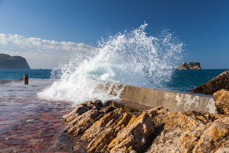 Quebra-mar De Pedra Com Ondas De Quebra Foto de Stock - Imagem de ...