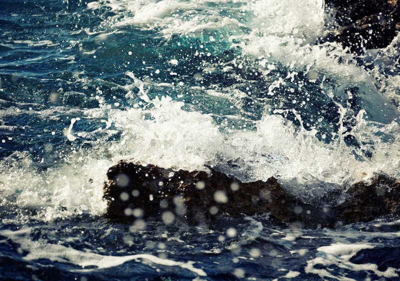 Quebra-mar De Pedra Com Ondas De Quebra. Imagem de Stock - Imagem de ...