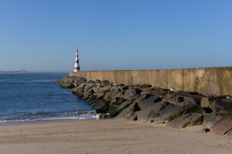 Quebra-mar em Aguda imagem de stock. Imagem de costa - 45395025