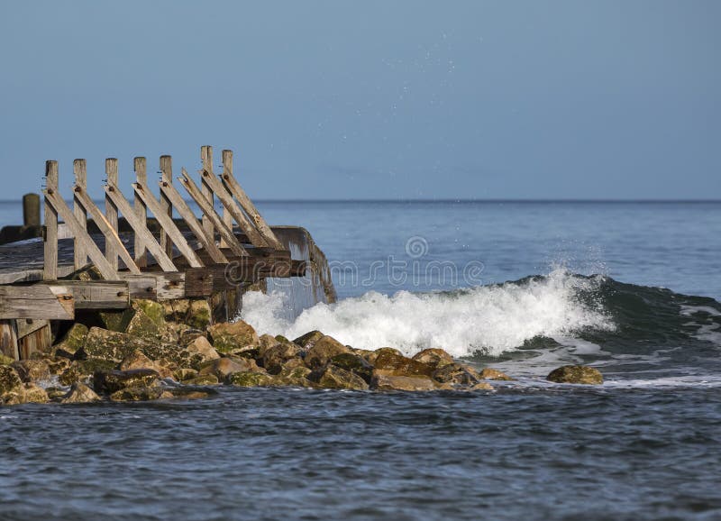 Quebra-mar Impressionante Da Onda De Lossiemouth. Imagem de Stock ...