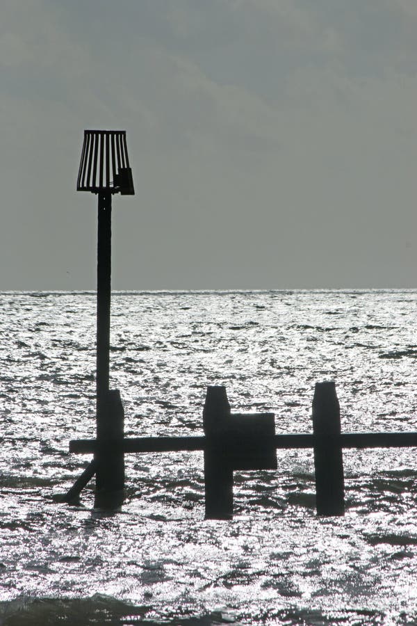 Quebra-mar na silhueta foto de stock. Imagem de madeira - 112739050