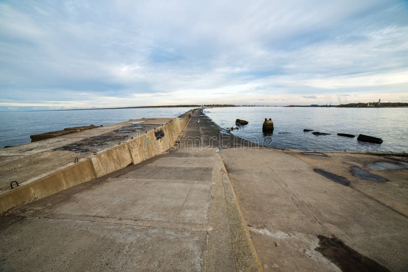 Quebra-mar No Mar Com O Farol Nele Imagem de Stock - Imagem de concreto ...