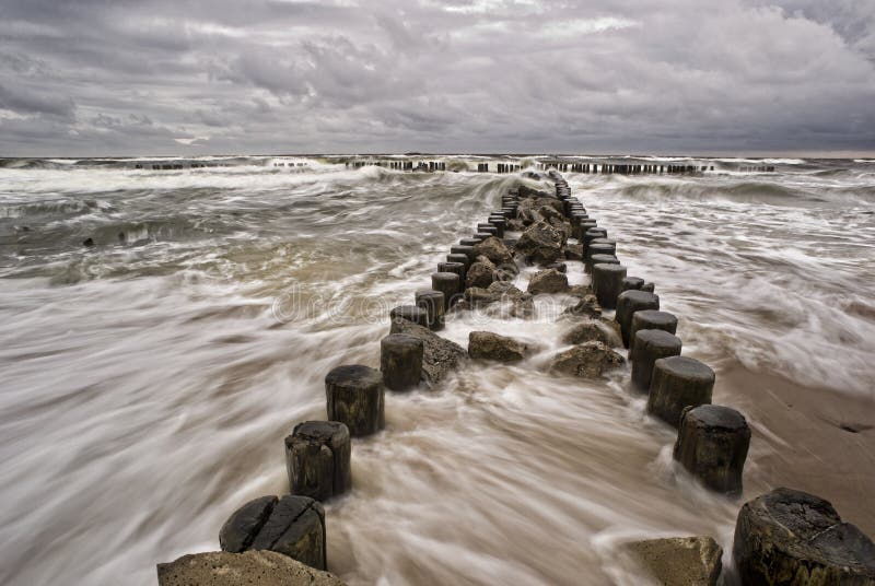 Por do sol do quebra-mar imagem de stock. Imagem de pilhas - 34415725