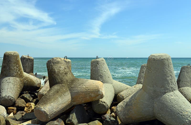 Quebra-mares imagem de stock. Imagem de espirrar, grande - 10293625