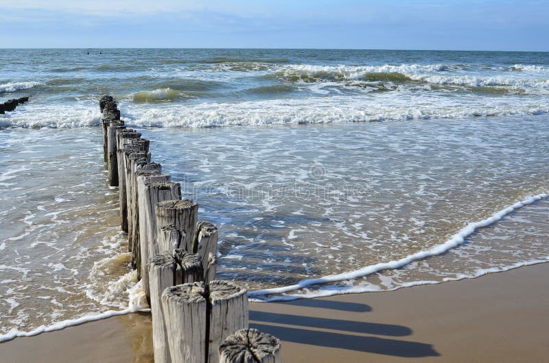 Quebra-mares Na Praia No Mar Do Norte Na Holanda De Domburg Foto de ...