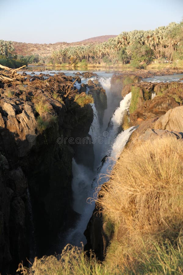 As Cataratas Do Rio Kunene Na Fronteira Entre Angola E Namíbia Imagem ...