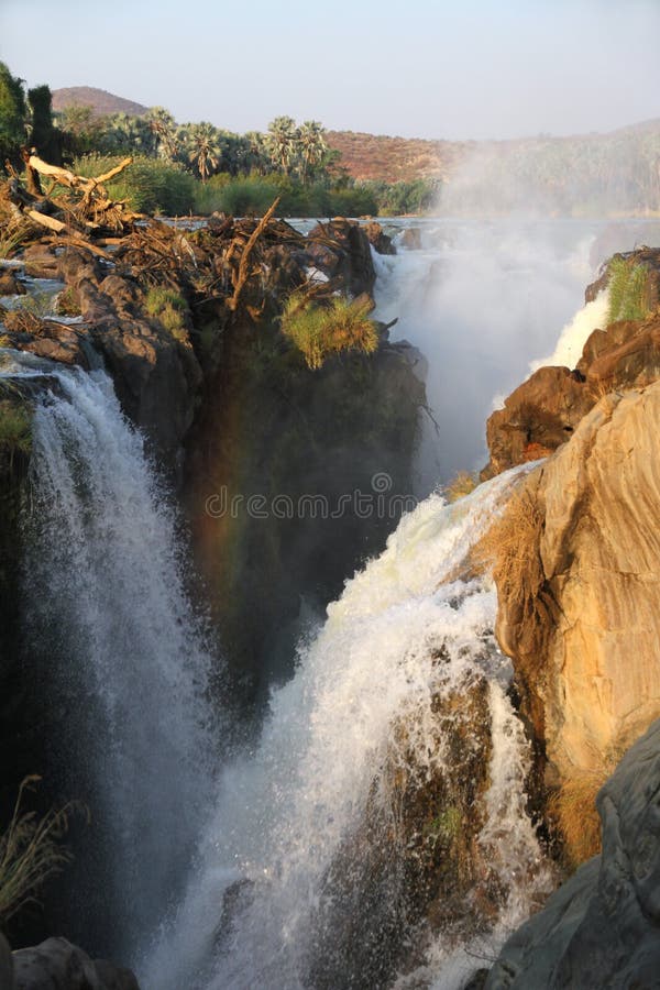 As Cataratas Do Rio Kunene Na Fronteira Entre Angola E Namíbia Foto de ...