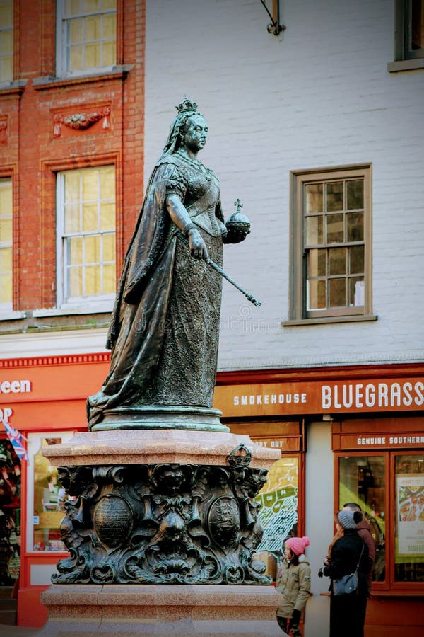 Queen statue at Windsor editorial photography. Image of windsor - 172934712