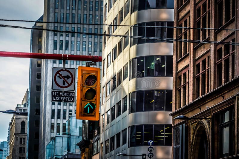 Queen street traffic light editorial image. Image of blue - 357074020