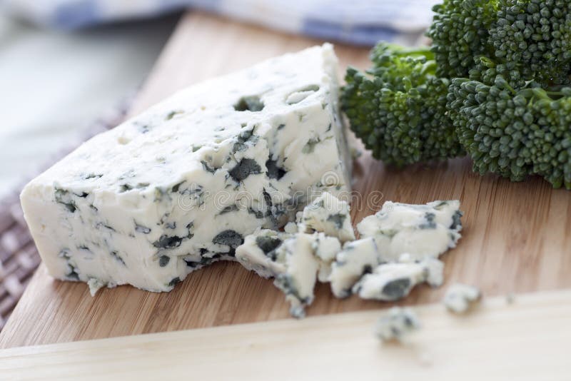 Queijo azul imagem de stock. Imagem de queijo, azul, isolado - 9416951