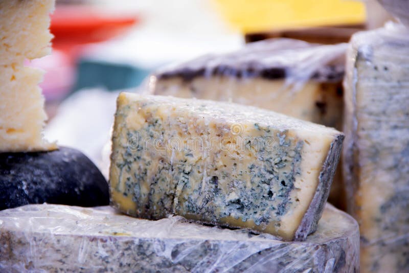 Queijo Mouldy Azul Maduro Do Queijo Stilton - Fundo Escuro Foto de ...