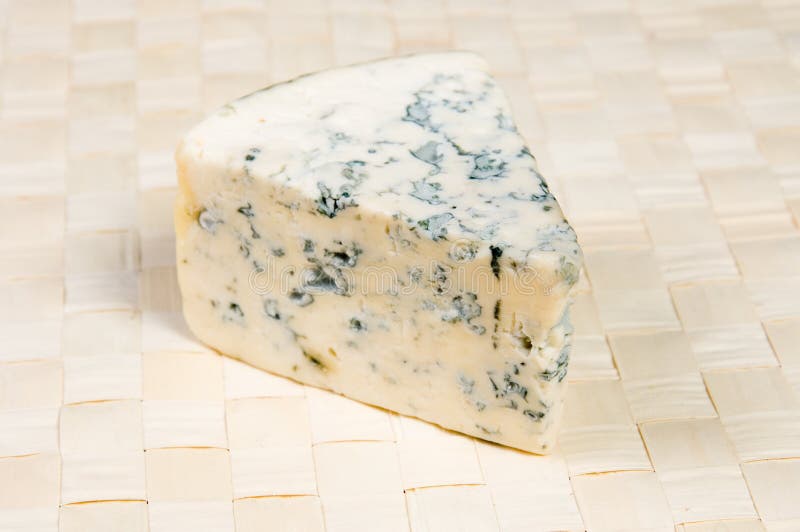 Queijo Azul-moldado imagem de stock. Imagem de macro - 17437789