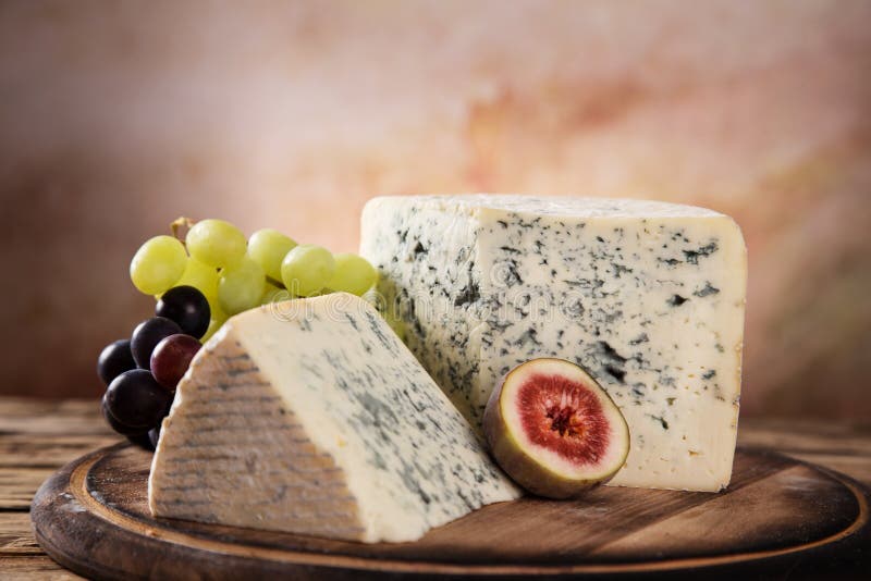 Queijo Azul Na Tabela De Madeira Foto de Stock - Imagem de grupo ...