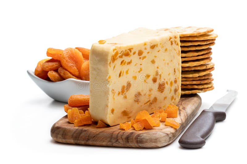 Queijo De Cheddar Tradicional Com Damasco Seco, Isolado Em Branco ...