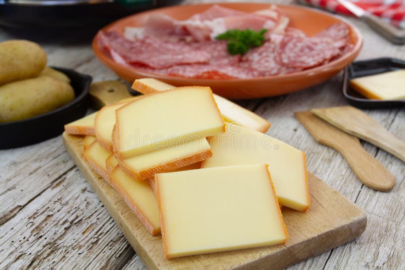 Queijo de Raclette imagem de stock. Imagem de partido - 125503787