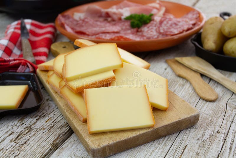 Queijo de Raclette imagem de stock. Imagem de comer - 125503793