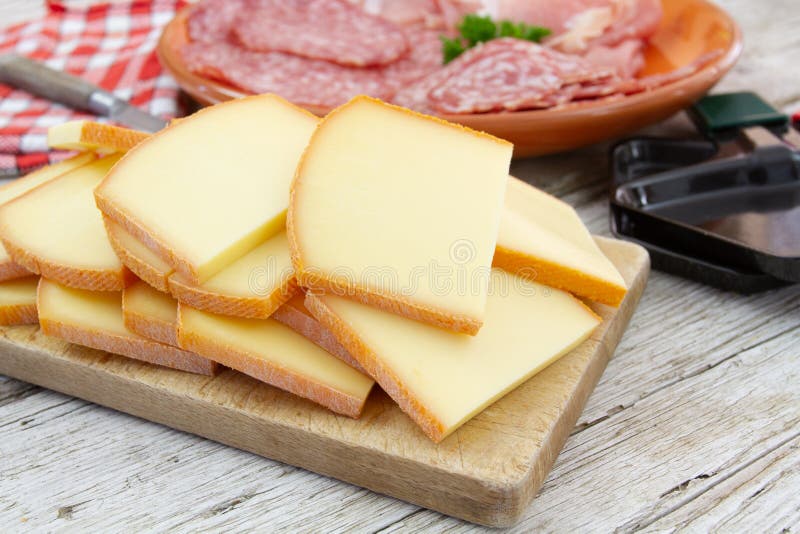 Queijo de Raclette imagem de stock. Imagem de fundo - 125504047