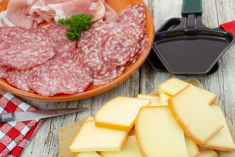 Queijo de Raclette imagem de stock. Imagem de gastronomia - 125504051