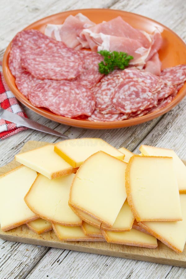 Queijo de Raclette imagem de stock. Imagem de carne - 125504071