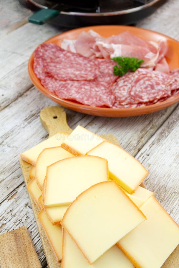 Queijo de Raclette imagem de stock. Imagem de carne - 125504097