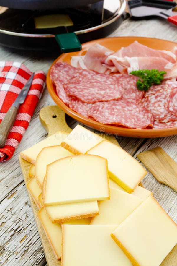 Queijo de Raclette foto de stock. Imagem de cozinheiro - 125504100