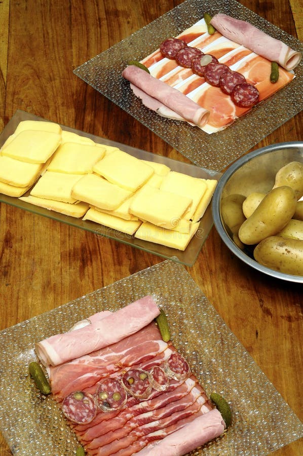 Queijo De Raclette Com Carnes Presunto, Salsicha E Batatas Foto de ...