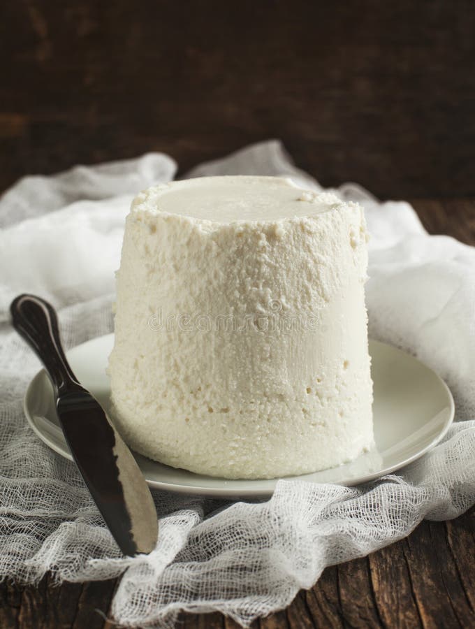 Queijo fresco da ricota foto de stock. Imagem de branco - 75728786