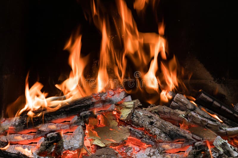 Fuego Ardiente De La Llama En Una Chimenea Caliente Y Acogedor Foto de ...