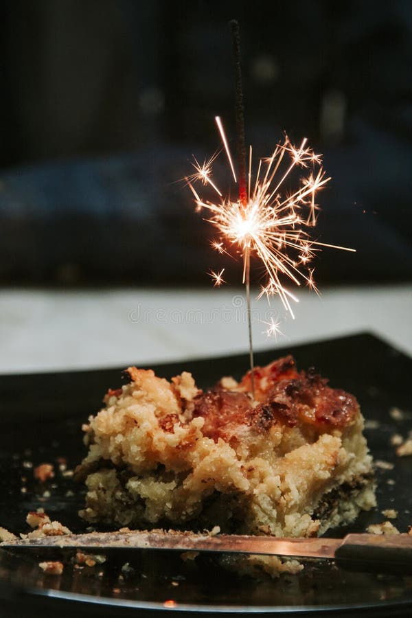 Quema en la torta foto de archivo. Imagen de aniversario - 82124402