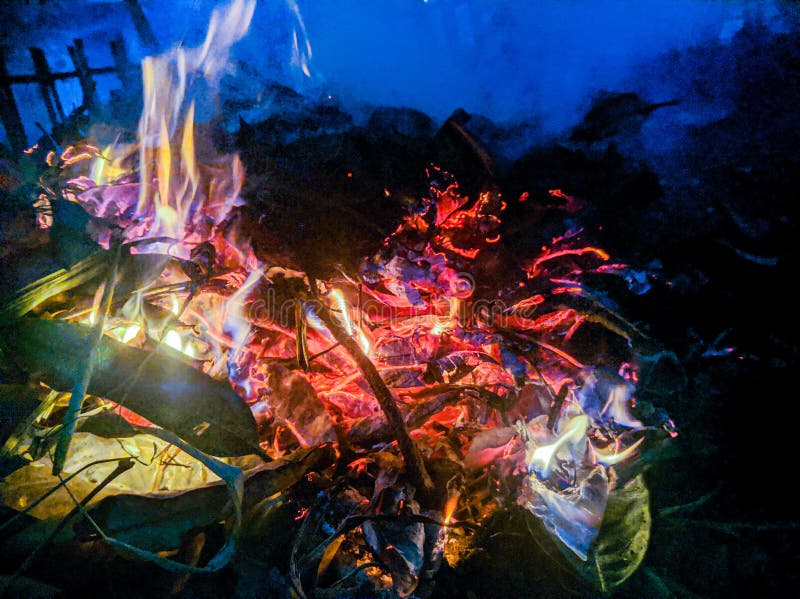 Quemando hoja de basura foto de archivo. Imagen de hoja - 245489312