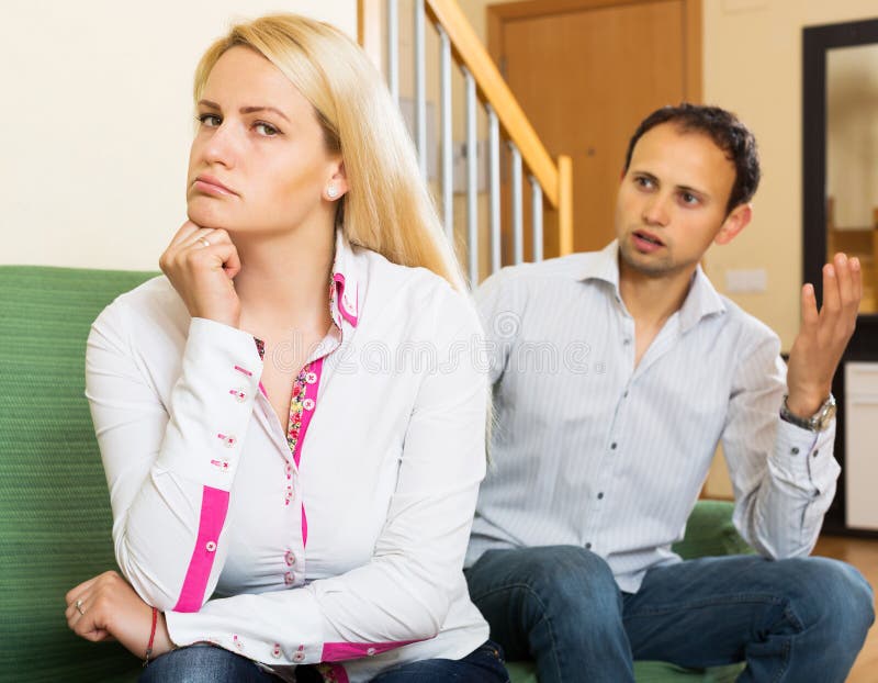 Couple Après Querelle à La Maison Photo stock - Image du conflit, russe ...