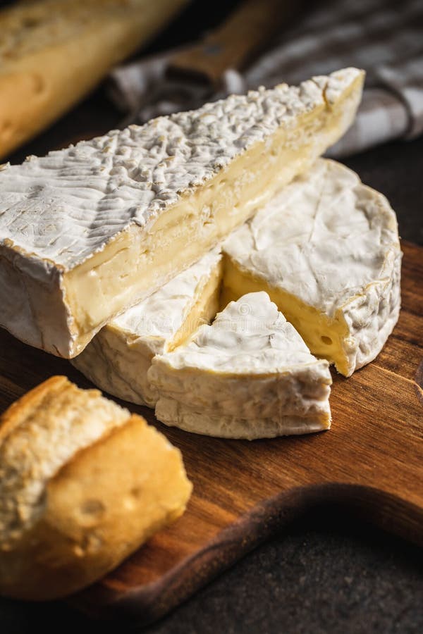 Queso Brie. Queso Blanco Suave Con Moho Blanco Imagen de archivo ...