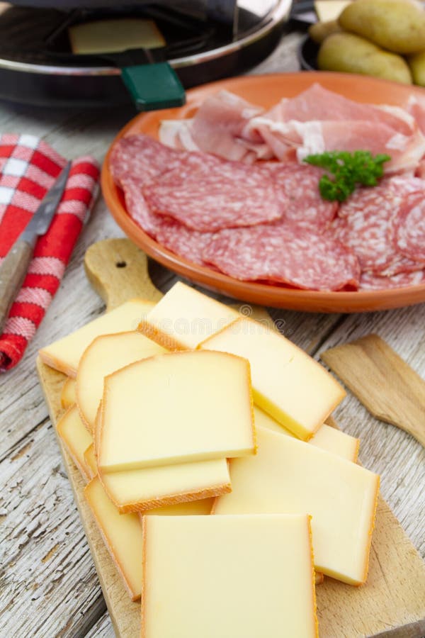 Queso de Raclette foto de archivo. Imagen de tocino - 125504126