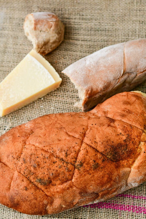Queso parmesano y pan foto de archivo. Imagen de harina - 112221188